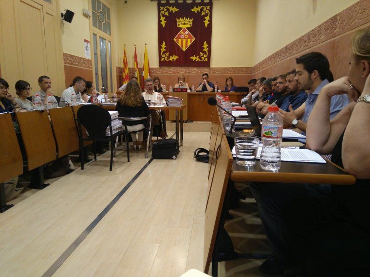Part de l'oposició mostra el seu desacord amb el tancament de l'Illa de ... Part de l'oposició mostra el seu desacord amb el tancament de l'Illa de ...