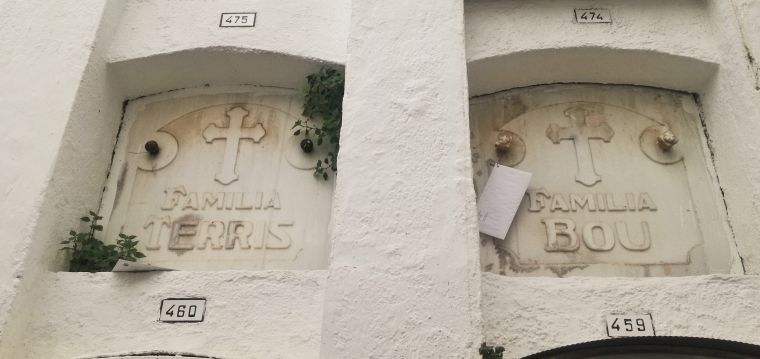 Les làpides de les famílies de dues professores de les Escoles Ribas