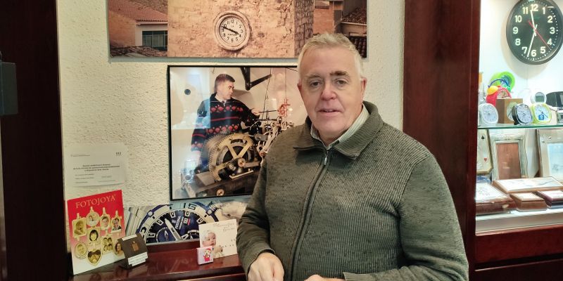 Ramon Serra, tota una vida entre rellotges