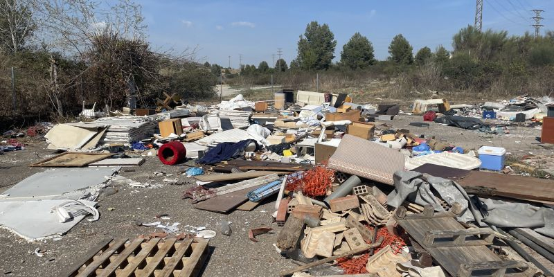 L’antiga fàbrica Fico Triad, convertida en un munt de deixalles