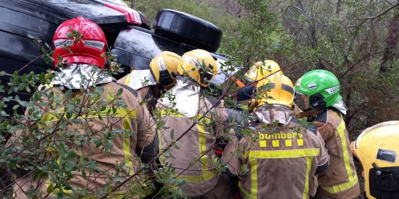 Accident de trànsit a la carretera B-151 a Rubí amb una persona atrapada
